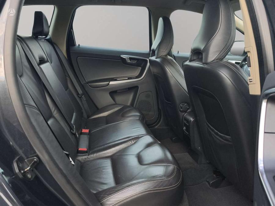 Grey Volvo XC60 2012 in Vilnius, with an engine capacity of 2.40 L and mileage of 246 thousand km for 8699 €, photo 10 on AUTOMOTO.COM.LV