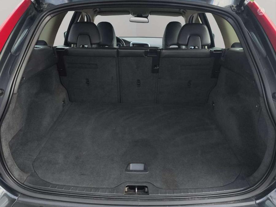 Grey Volvo XC60 2012 in Vilnius, with an engine capacity of 2.40 L and mileage of 246 thousand km for 8699 €, photo 11 on AUTOMOTO.COM.LV