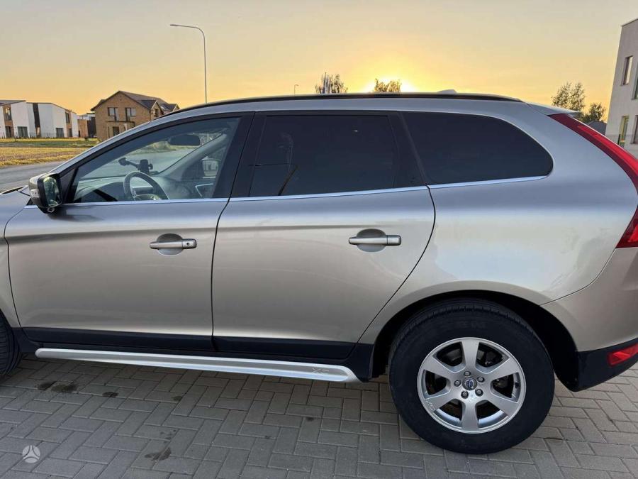 Grey Volvo XC60 2012 in Kaunas, with an engine capacity of 2.40 L and mileage of 253 thousand km for 8300 €, photo 3 on AUTOMOTO.COM.LV