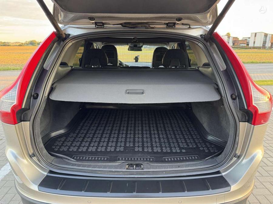 Grey Volvo XC60 2012 in Kaunas, with an engine capacity of 2.40 L and mileage of 253 thousand km for 8300 €, photo 7 on AUTOMOTO.COM.LV