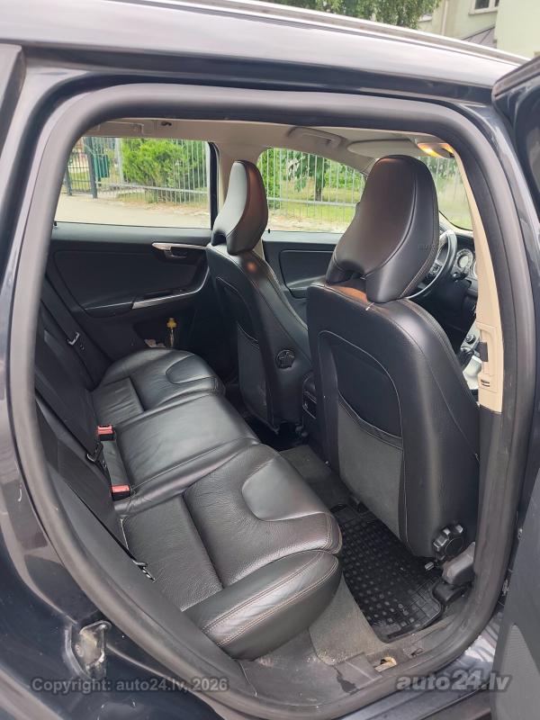 Pelēks Volvo XC60 2012 Tallina, ar dzinēja tilpumu 2.40 L un nobraukumu 528 tūkst. km par 5000 €, foto 11 vietnē AUTOMOTO.COM.LV