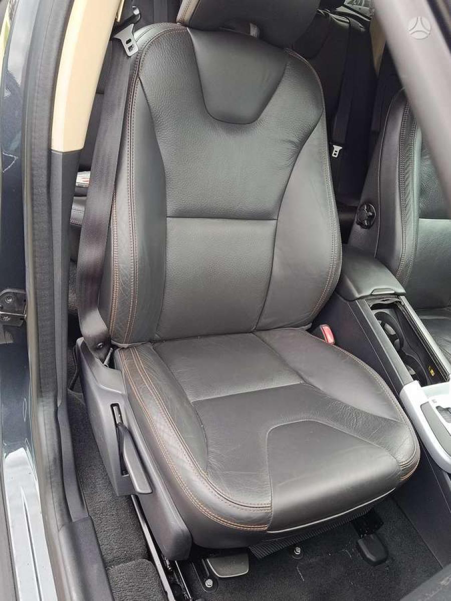 Pelēks Volvo XC60 2012 Šauļi, ar dzinēja tilpumu 1.98 L un nobraukumu 161 tūkst. km par 9950 €, foto 14 vietnē AUTOMOTO.COM.LV