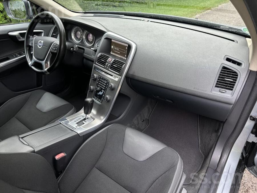 Pelēks Volvo XC60 2012 Talsi, ar dzinēja tilpumu 2.40 L un nobraukumu 274 tūkst. km par 10670 €, foto 25 vietnē AUTOMOTO.COM.LV