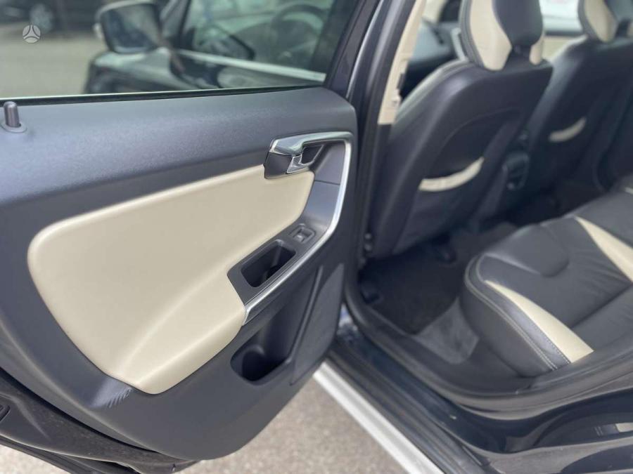 Grey Volvo XC60 2012 in Marijampole, with an engine capacity of 1.98 L and mileage of 330 thousand km for 9999 €, photo 18 on AUTOMOTO.COM.LV