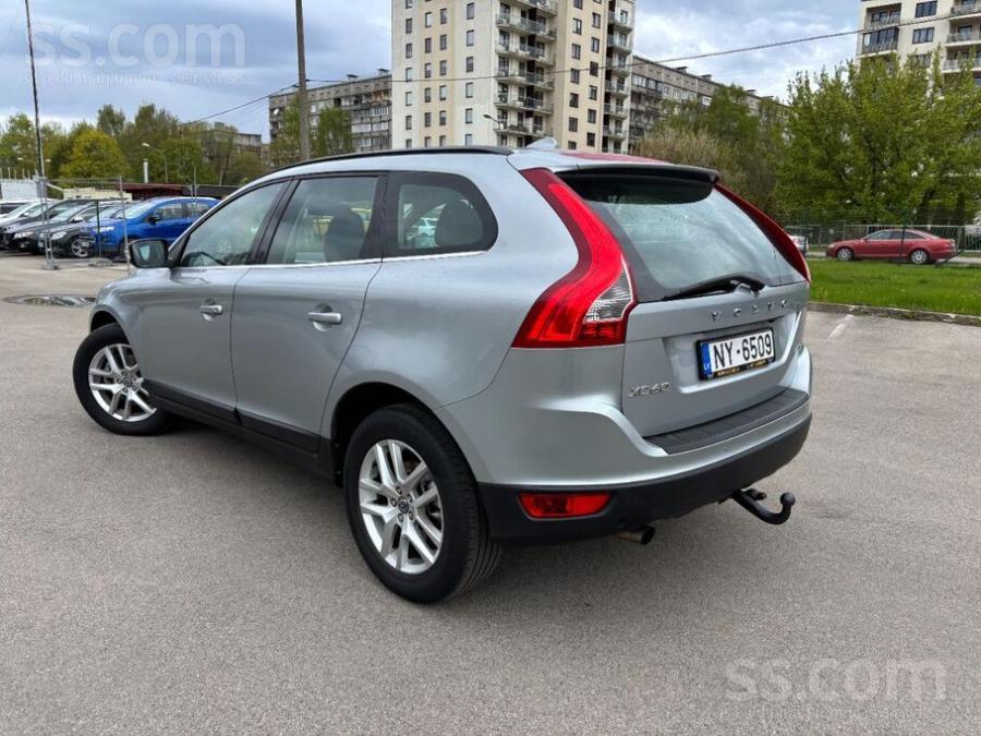 Grey Volvo XC60 2013 in Riga, with an engine capacity of 2.00 L and mileage of 269 thousand km for 9950 €, photo 2 on AUTOMOTO.COM.LV