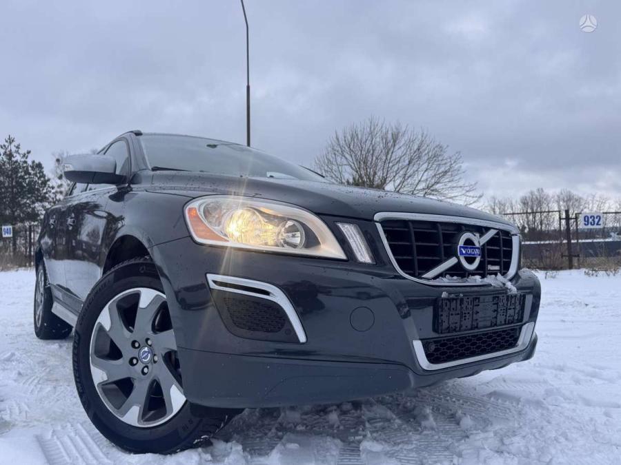 Grey Volvo XC60 2013 in Alytus, with an engine capacity of 2.40 L and mileage of 285 thousand km for 9950 €, photo 1 on AUTOMOTO.COM.LV