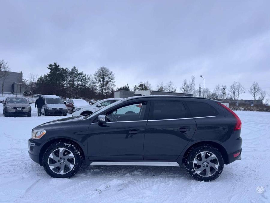 Grey Volvo XC60 2013 in Alytus, with an engine capacity of 2.40 L and mileage of 285 thousand km for 9950 €, photo 7 on AUTOMOTO.COM.LV