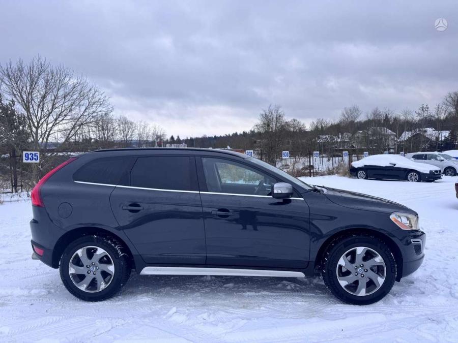 Grey Volvo XC60 2013 in Alytus, with an engine capacity of 2.40 L and mileage of 285 thousand km for 9950 €, photo 8 on AUTOMOTO.COM.LV