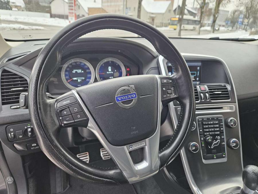 Pelēks Volvo XC60 2013 Šauļi, ar dzinēja tilpumu 1.98 L un nobraukumu 259 tūkst. km par 10450 €, foto 22 vietnē AUTOMOTO.COM.LV