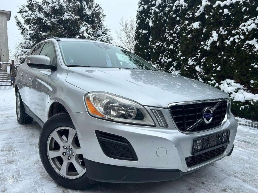 Grey Volvo XC60 2013 in Vilnius, with an engine capacity of 2.40 L and mileage of 300 thousand km for 7650 €, photo 1 on AUTOMOTO.COM.LV