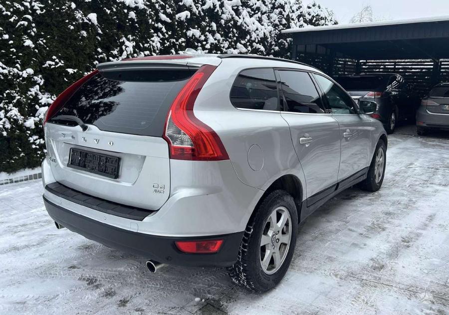 Grey Volvo XC60 2013 in Vilnius, with an engine capacity of 2.40 L and mileage of 300 thousand km for 7650 €, photo 3 on AUTOMOTO.COM.LV
