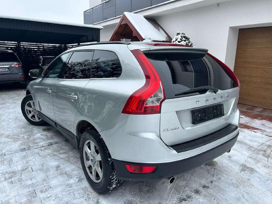 Grey Volvo XC60 2013 in Vilnius, with an engine capacity of 2.40 L and mileage of 300 thousand km for 7650 €, photo 4 on AUTOMOTO.COM.LV