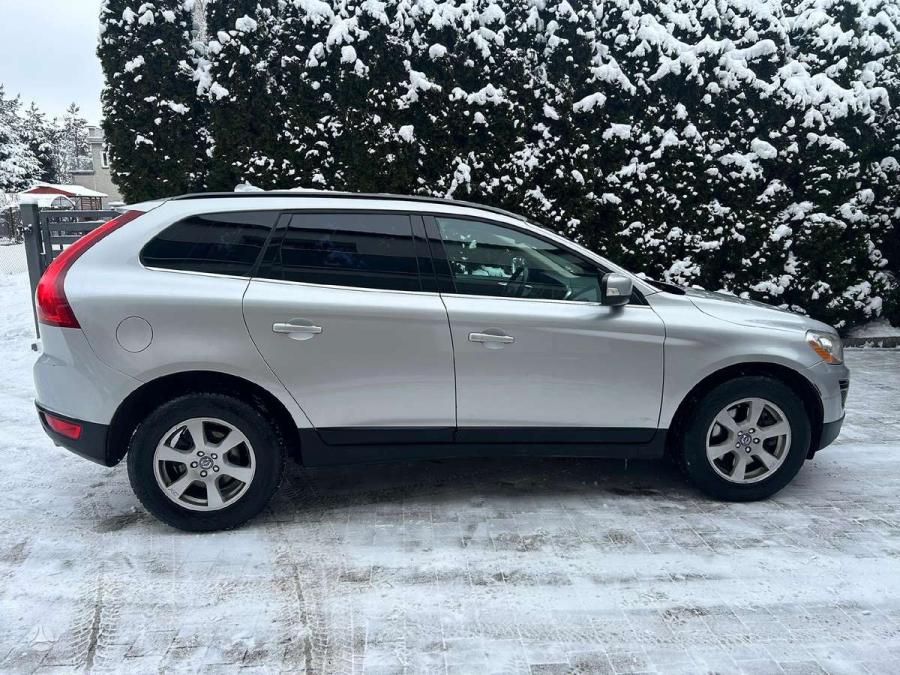 Grey Volvo XC60 2013 in Vilnius, with an engine capacity of 2.40 L and mileage of 300 thousand km for 7650 €, photo 5 on AUTOMOTO.COM.LV