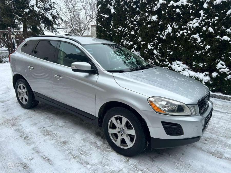 Grey Volvo XC60 2013 in Vilnius, with an engine capacity of 2.40 L and mileage of 300 thousand km for 7650 €, photo 8 on AUTOMOTO.COM.LV