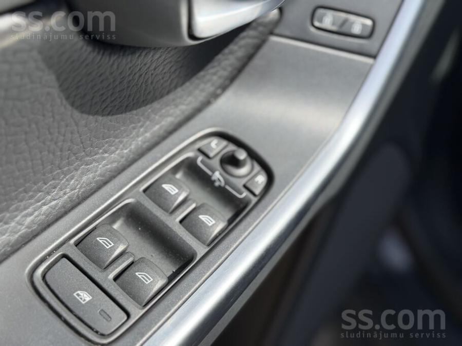 Grey Volvo XC60 2013 in Riga, with an engine capacity of 2.00 L and mileage of 229 thousand km for 10750 €, photo 7 on AUTOMOTO.COM.LV