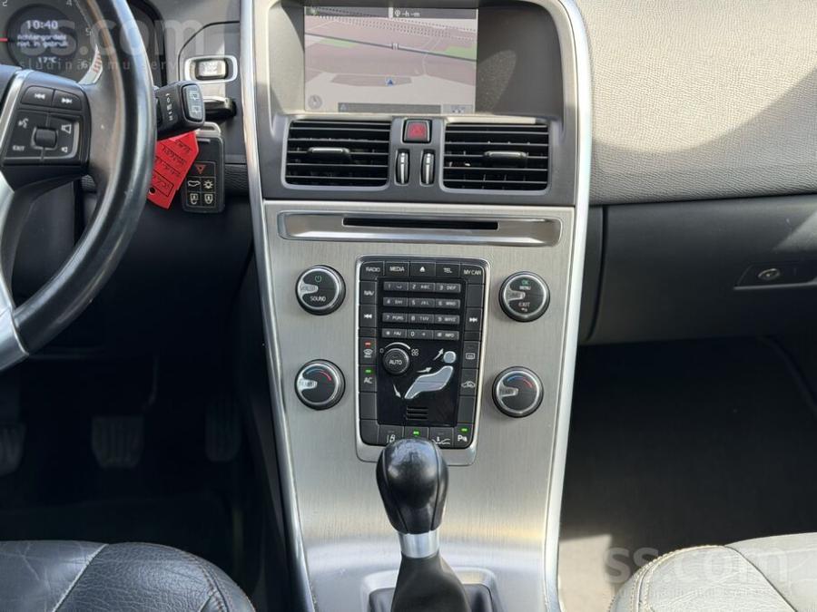 Grey Volvo XC60 2013 in Riga, with an engine capacity of 2.00 L and mileage of 229 thousand km for 10750 €, photo 11 on AUTOMOTO.COM.LV