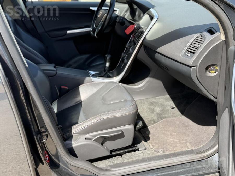 Grey Volvo XC60 2013 in Riga, with an engine capacity of 2.00 L and mileage of 229 thousand km for 10750 €, photo 15 on AUTOMOTO.COM.LV