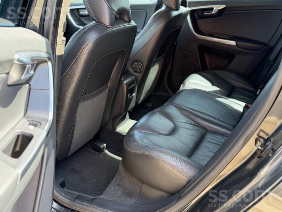 Grey Volvo XC60 2013 in Riga, with an engine capacity of 2.00 L and mileage of 229 thousand km for 10750 €, photo 16 on AUTOMOTO.COM.LV