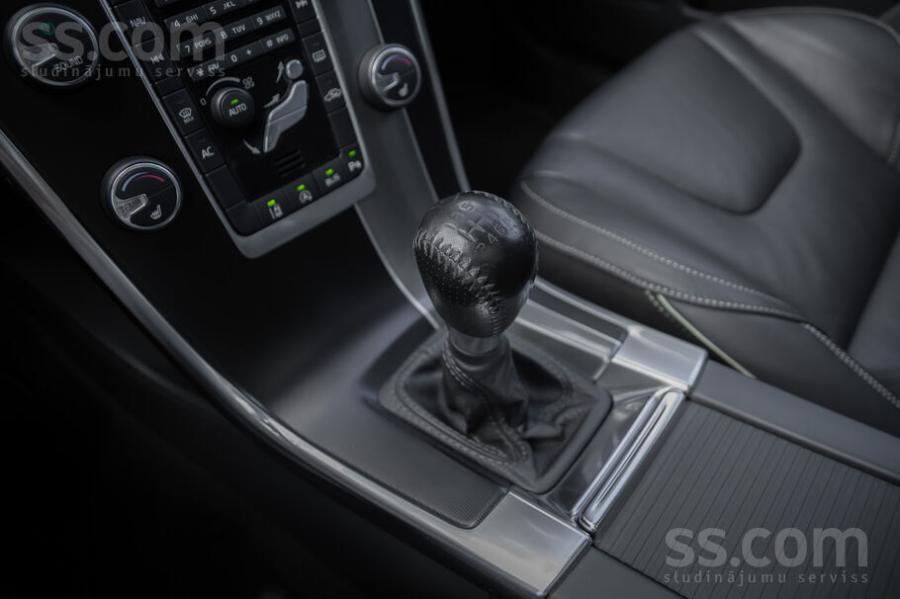 Grey Volvo XC60 2013 in Tukums, with an engine capacity of 2.00 L and mileage of 192 thousand km for 14590 €, photo 32 on AUTOMOTO.COM.LV