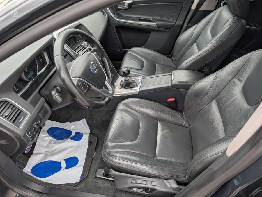 Pelēks Volvo XC60 2013 Tauragė, ar dzinēja tilpumu 2.40 L un nobraukumu 283 tūkst. km par 10900 €, foto 12 vietnē AUTOMOTO.COM.LV