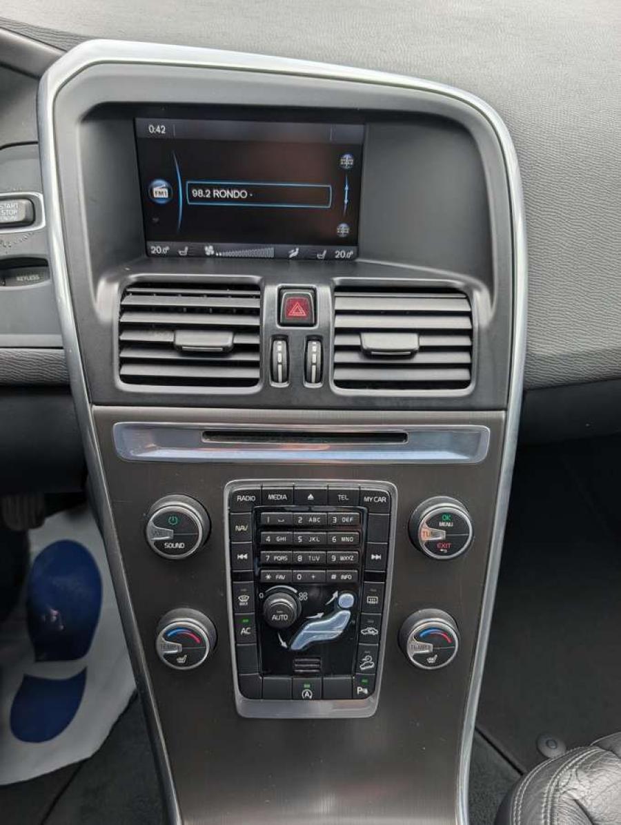 Pelēks Volvo XC60 2013 Tauragė, ar dzinēja tilpumu 2.40 L un nobraukumu 283 tūkst. km par 10900 €, foto 13 vietnē AUTOMOTO.COM.LV