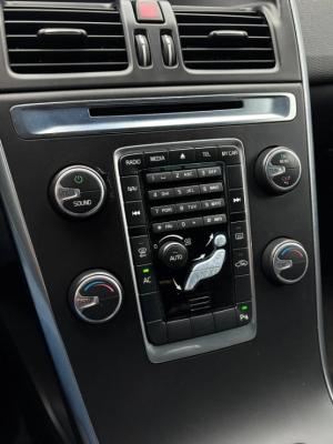 Pelēks Volvo XC60 2013 Rīga, ar dzinēja tilpumu 2.00 L un nobraukumu 283 tūkst. km par 13449 €, foto 24 vietnē AUTOMOTO.COM.LV