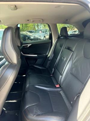 Pelēks Volvo XC60 2013 Rīga, ar dzinēja tilpumu 2.00 L un nobraukumu 283 tūkst. km par 13449 €, foto 27 vietnē AUTOMOTO.COM.LV