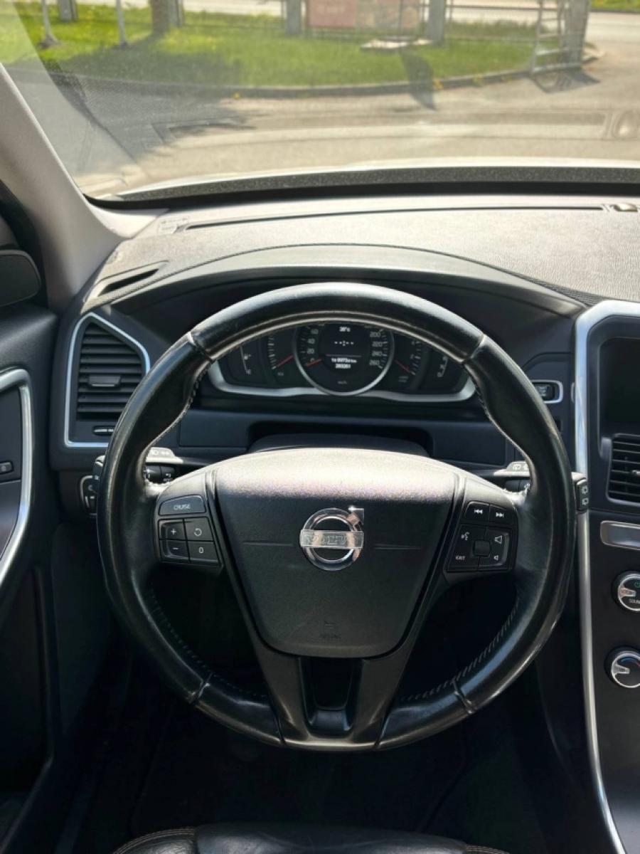 Pelēks Volvo XC60 2013 Rīga, ar dzinēja tilpumu 2.00 L un nobraukumu 283 tūkst. km par 13449 €, foto 28 vietnē AUTOMOTO.COM.LV