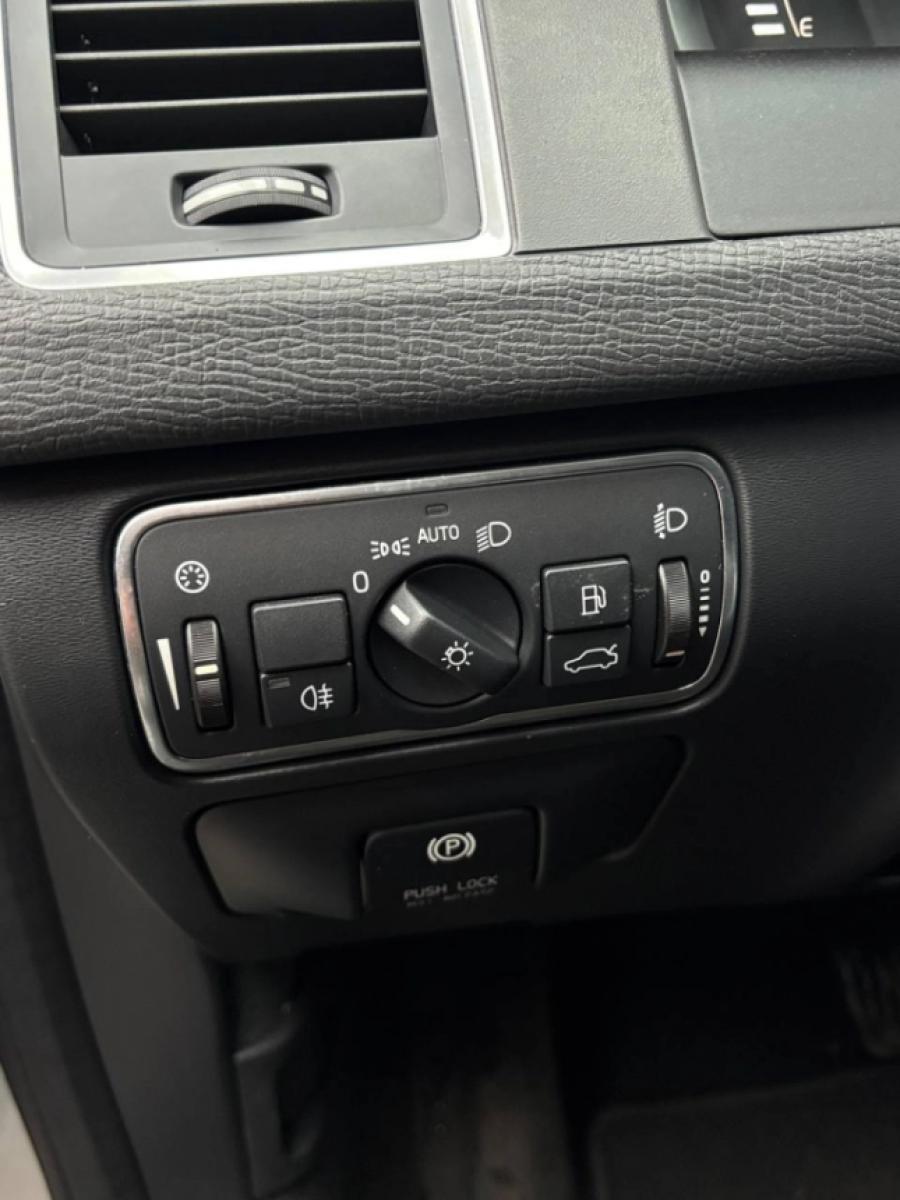 Pelēks Volvo XC60 2013 Rīga, ar dzinēja tilpumu 2.00 L un nobraukumu 283 tūkst. km par 13449 €, foto 30 vietnē AUTOMOTO.COM.LV