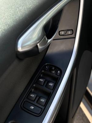 Pelēks Volvo XC60 2013 Rīga, ar dzinēja tilpumu 2.00 L un nobraukumu 283 tūkst. km par 13449 €, foto 31 vietnē AUTOMOTO.COM.LV