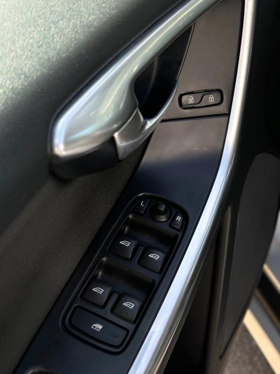 Pelēks Volvo XC60 2013 Rīga, ar dzinēja tilpumu 2.00 L un nobraukumu 283 tūkst. km par 13449 €, foto 31 vietnē AUTOMOTO.COM.LV
