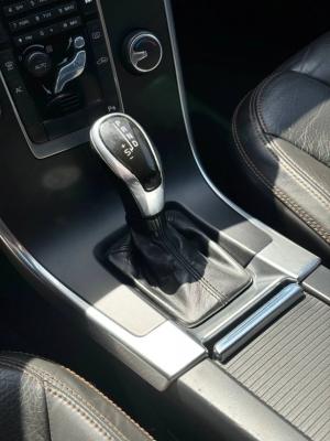 Pelēks Volvo XC60 2013 Rīga, ar dzinēja tilpumu 2.00 L un nobraukumu 283 tūkst. km par 13449 €, foto 34 vietnē AUTOMOTO.COM.LV