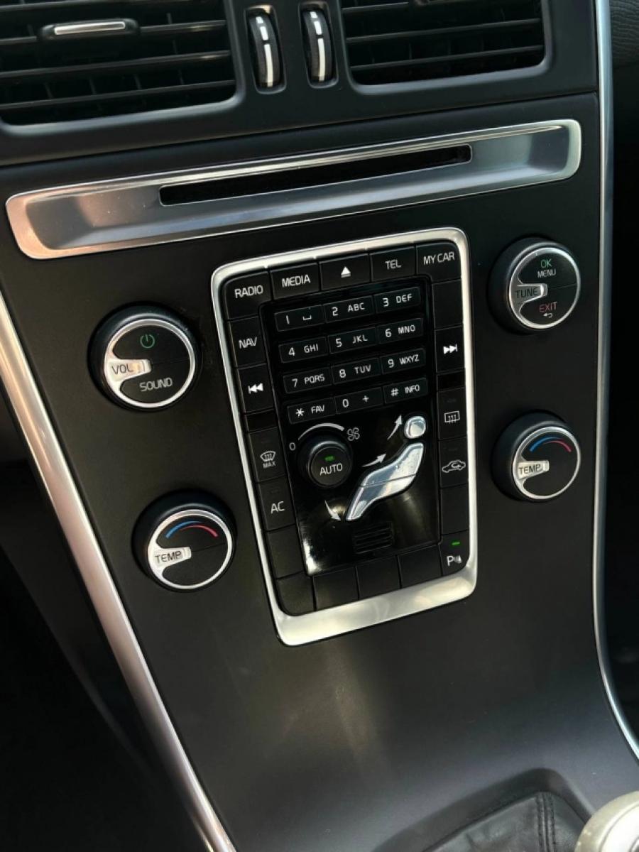 Pelēks Volvo XC60 2013 Rīga, ar dzinēja tilpumu 2.00 L un nobraukumu 283 tūkst. km par 13449 €, foto 36 vietnē AUTOMOTO.COM.LV