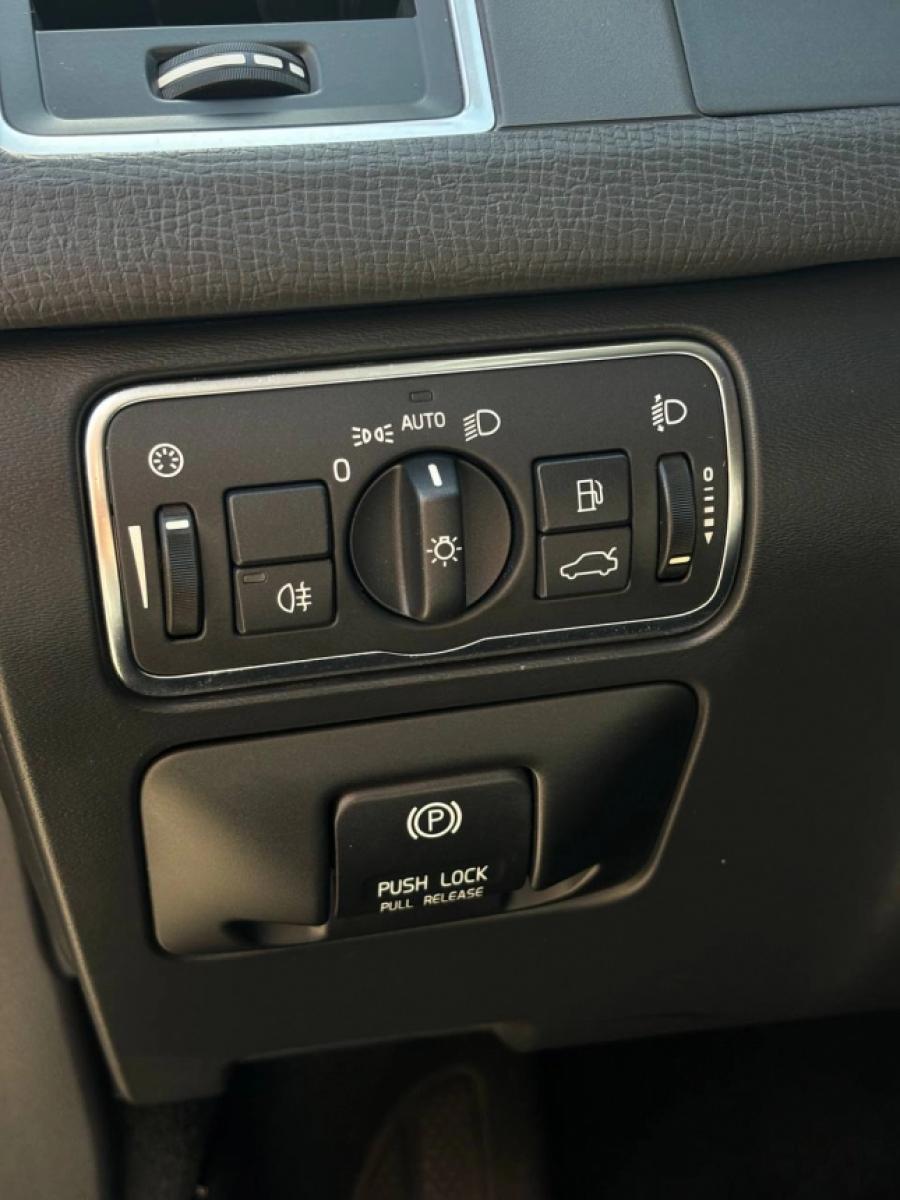 Pelēks Volvo XC60 2013 Rīga, ar dzinēja tilpumu 2.00 L un nobraukumu 283 tūkst. km par 13449 €, foto 37 vietnē AUTOMOTO.COM.LV