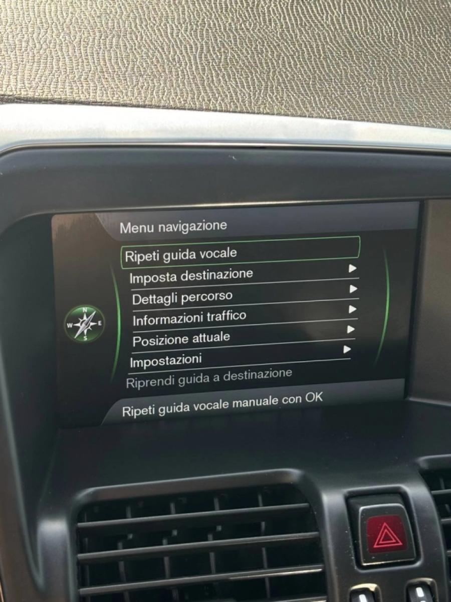 Pelēks Volvo XC60 2013 Rīga, ar dzinēja tilpumu 2.00 L un nobraukumu 283 tūkst. km par 13449 €, foto 39 vietnē AUTOMOTO.COM.LV