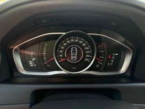 Pelēks Volvo XC60 2013 Rīga, ar dzinēja tilpumu 2.00 L un nobraukumu 283 tūkst. km par 13449 €, foto 40 vietnē AUTOMOTO.COM.LV