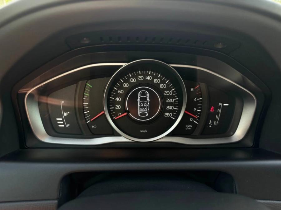 Pelēks Volvo XC60 2013 Rīga, ar dzinēja tilpumu 2.00 L un nobraukumu 283 tūkst. km par 13449 €, foto 40 vietnē AUTOMOTO.COM.LV