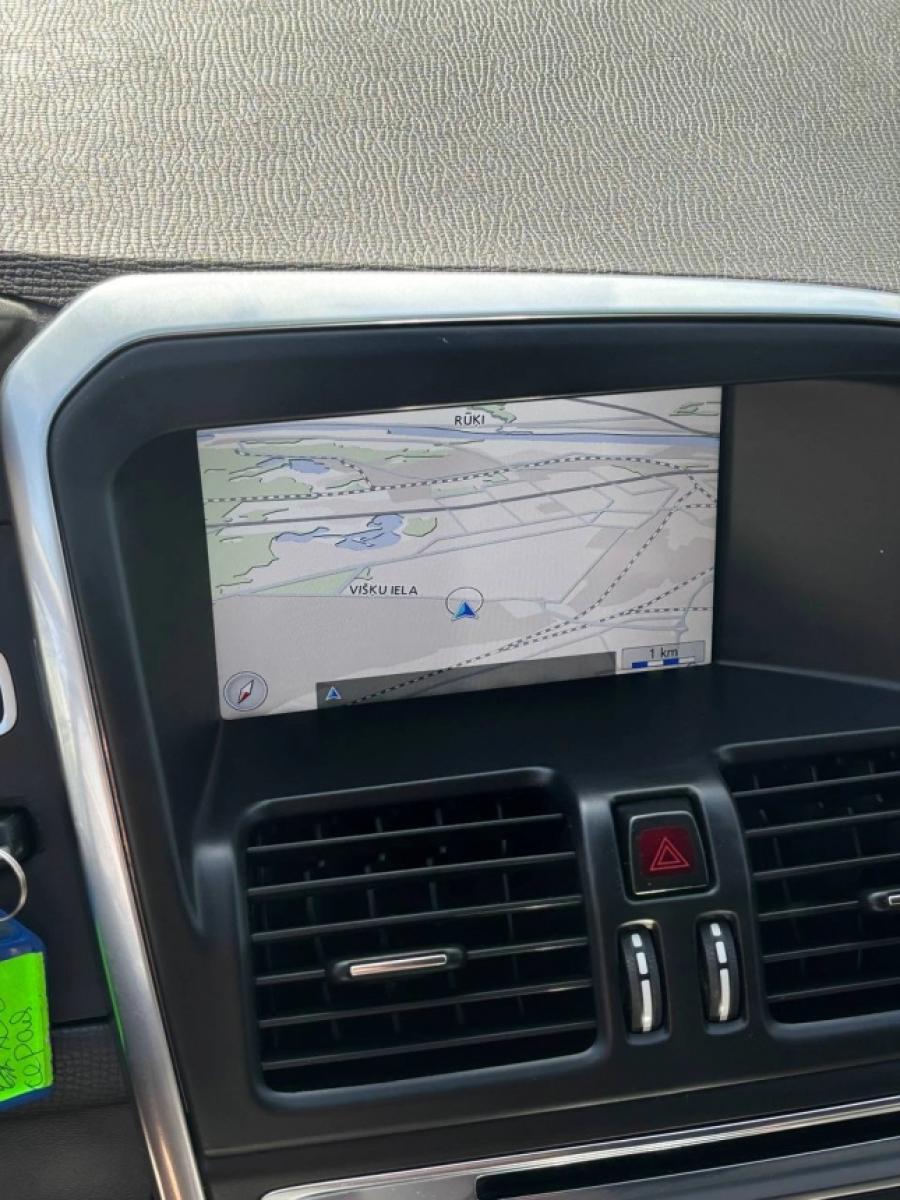 Pelēks Volvo XC60 2013 Rīga, ar dzinēja tilpumu 2.00 L un nobraukumu 283 tūkst. km par 13449 €, foto 41 vietnē AUTOMOTO.COM.LV