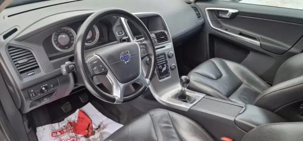 Grey Volvo XC60 2013 in Valmiera, with an engine capacity of 2.40 L and mileage of 299 thousand km for 11900 €, photo 10 on AUTOMOTO.COM.LV