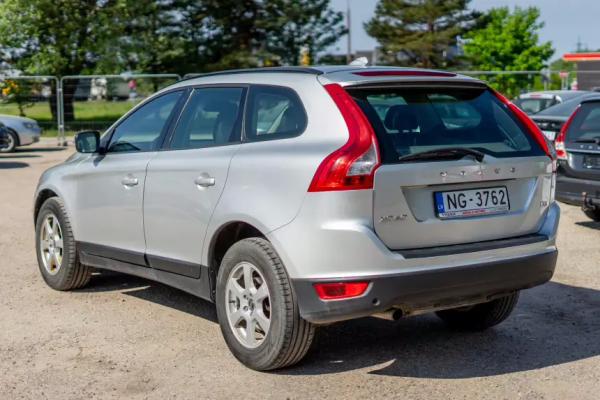 Pelēks Volvo XC60 2013 Liepāja, ar dzinēja tilpumu 2.00 L un nobraukumu 286 tūkst. km par 10550 €, foto 2 vietnē AUTOMOTO.COM.LV