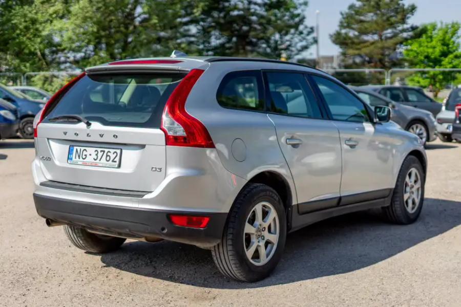 Grey Volvo XC60 2013 in Liepaja, with an engine capacity of 2.00 L and mileage of 286 thousand km for 10550 €, photo 5 on AUTOMOTO.COM.LV