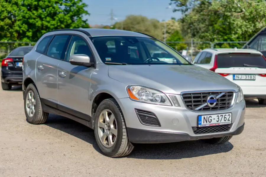 Grey Volvo XC60 2013 in Liepaja, with an engine capacity of 2.00 L and mileage of 286 thousand km for 10550 €, photo 6 on AUTOMOTO.COM.LV