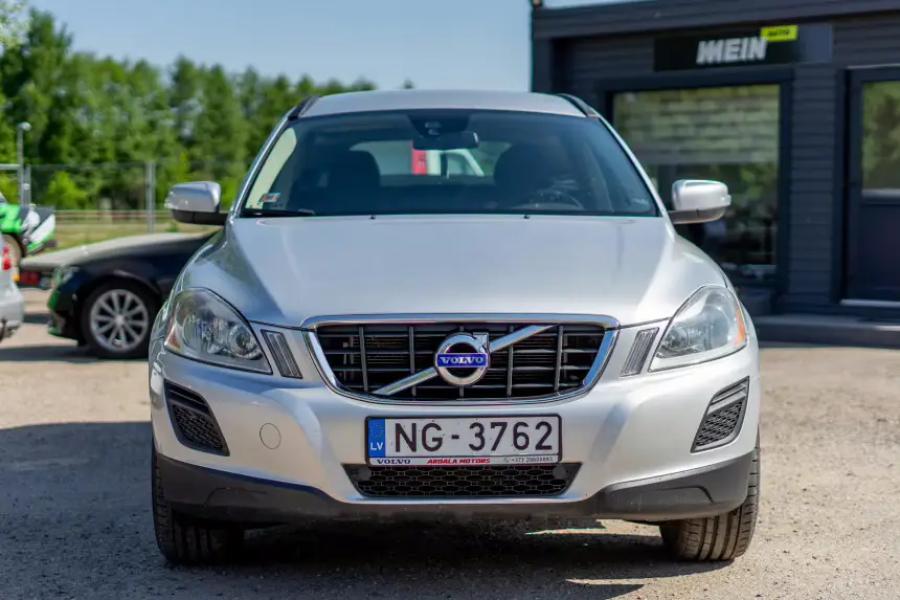 Grey Volvo XC60 2013 in Liepaja, with an engine capacity of 2.00 L and mileage of 286 thousand km for 10550 €, photo 7 on AUTOMOTO.COM.LV
