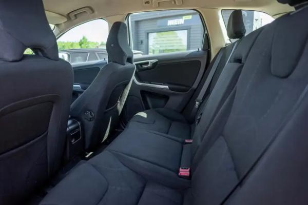 Pelēks Volvo XC60 2013 Liepāja, ar dzinēja tilpumu 2.00 L un nobraukumu 286 tūkst. km par 10550 €, foto 9 vietnē AUTOMOTO.COM.LV