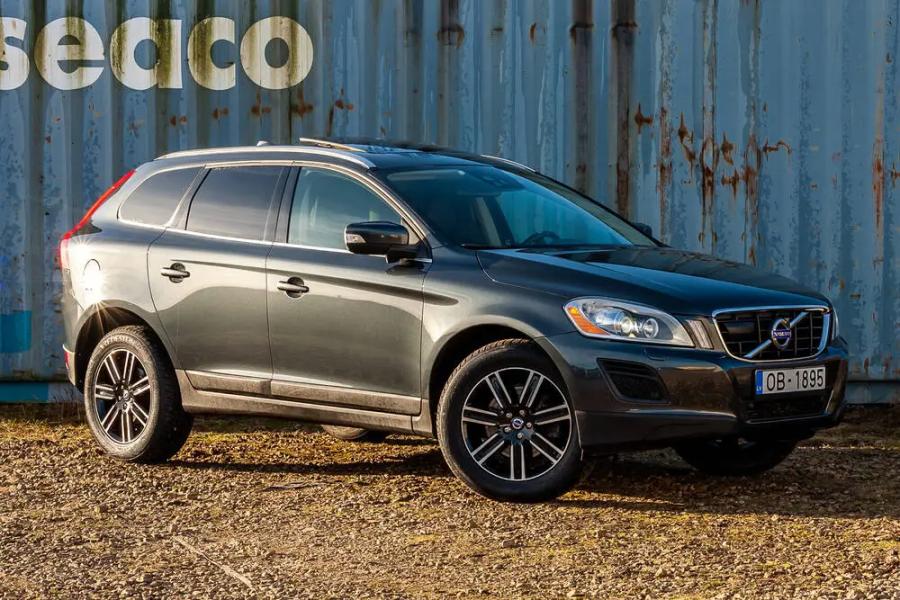 Pelēks Volvo XC60 2013 Rīga, ar dzinēja tilpumu 2.00 L un nobraukumu 183 tūkst. km par 12995 €, foto 1 vietnē AUTOMOTO.COM.LV