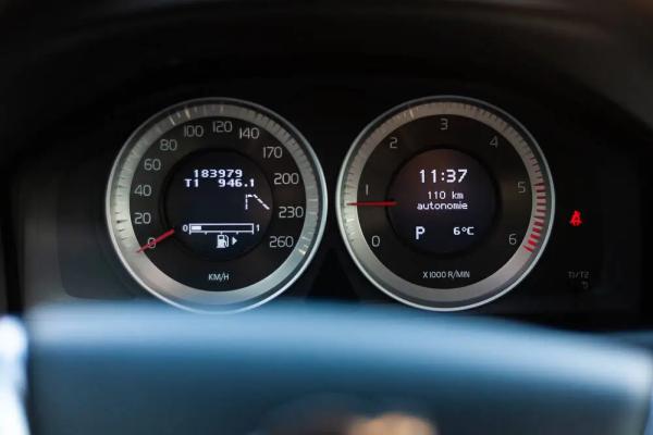 Pelēks Volvo XC60 2013 Rīga, ar dzinēja tilpumu 2.00 L un nobraukumu 183 tūkst. km par 12995 €, foto 9 vietnē AUTOMOTO.COM.LV
