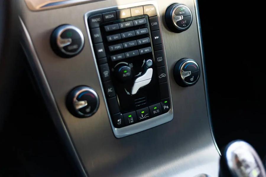 Pelēks Volvo XC60 2013 Rīga, ar dzinēja tilpumu 2.00 L un nobraukumu 183 tūkst. km par 12995 €, foto 15 vietnē AUTOMOTO.COM.LV