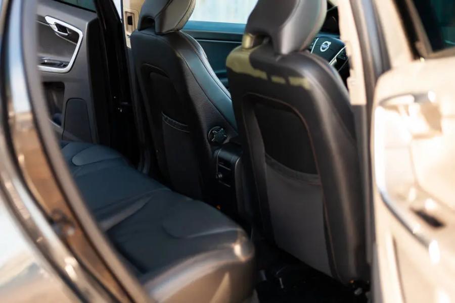 Pelēks Volvo XC60 2013 Rīga, ar dzinēja tilpumu 2.00 L un nobraukumu 183 tūkst. km par 12995 €, foto 23 vietnē AUTOMOTO.COM.LV