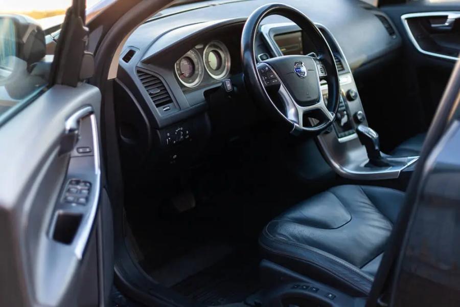 Pelēks Volvo XC60 2013 Rīga, ar dzinēja tilpumu 2.00 L un nobraukumu 183 tūkst. km par 12995 €, foto 27 vietnē AUTOMOTO.COM.LV