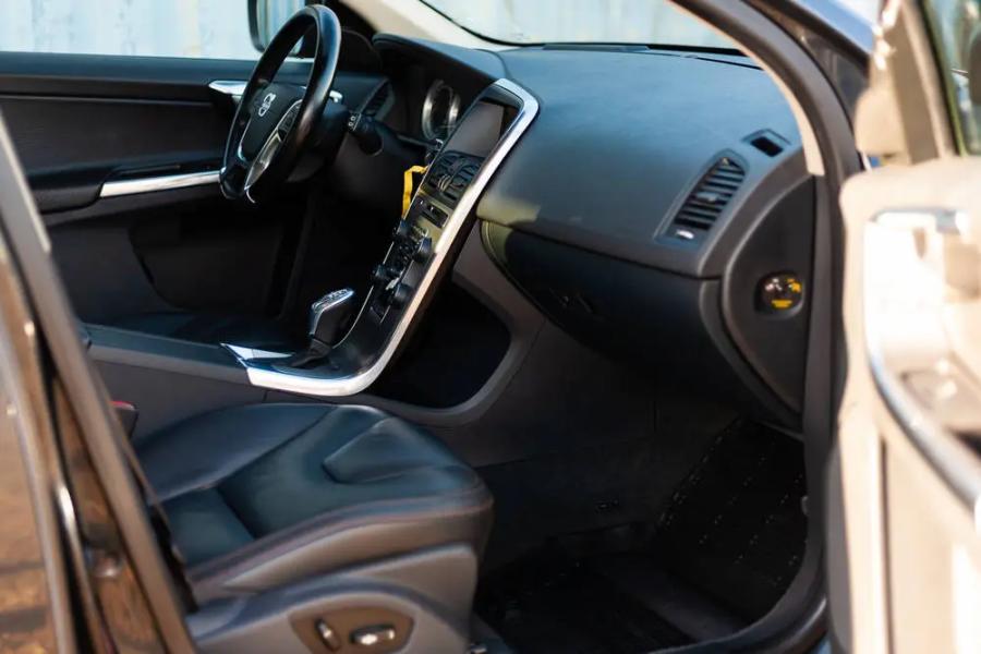 Pelēks Volvo XC60 2013 Rīga, ar dzinēja tilpumu 2.00 L un nobraukumu 183 tūkst. km par 12995 €, foto 30 vietnē AUTOMOTO.COM.LV